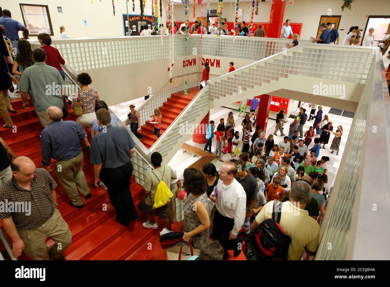 High school hallway crowd hi-res stock photography and images - Alamy