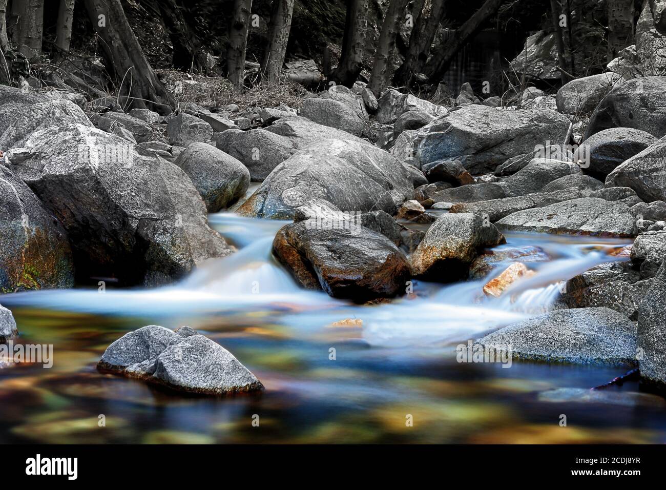 Big rocks in flowing river hi-res stock photography and images - Alamy