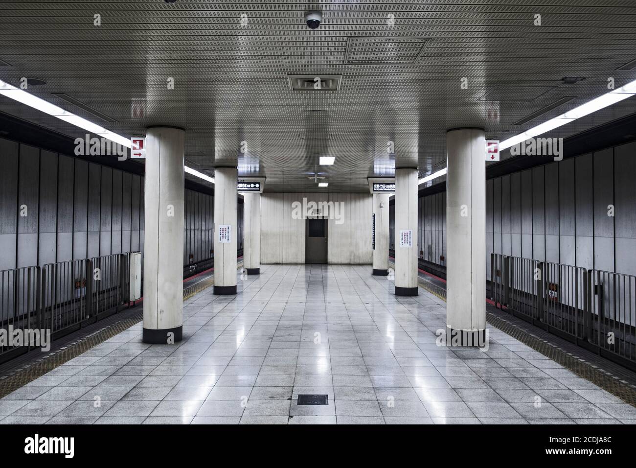 empty platform at subway station in Osaka Stock Photo - Alamy