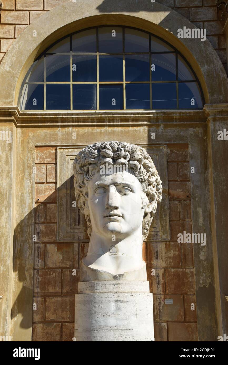 Pine Cone - Pigna - In the Courtyard of the Vatican Museums, Rome Stock ...