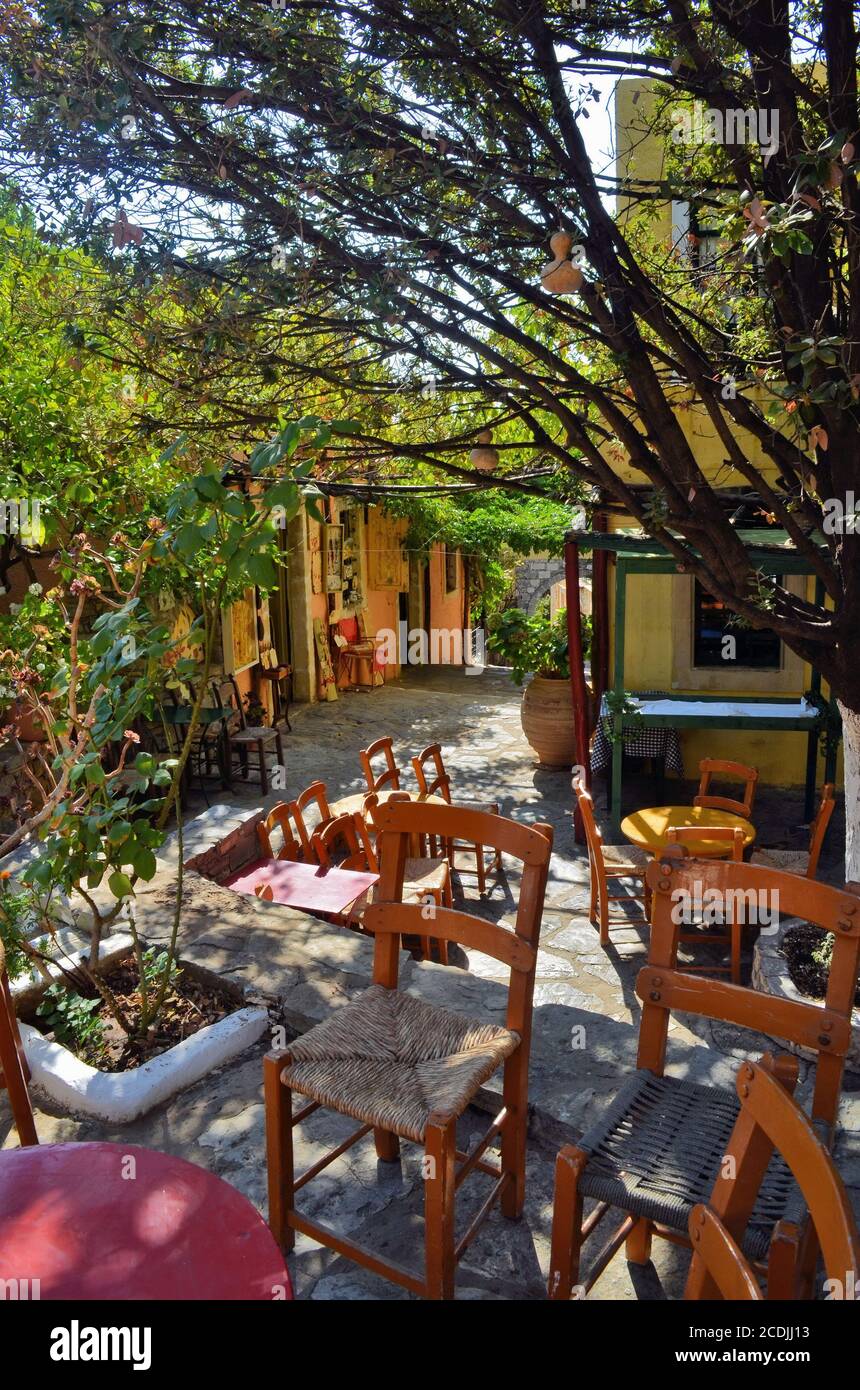 Standard Greek courtyard with flowers Stock Photo - Alamy