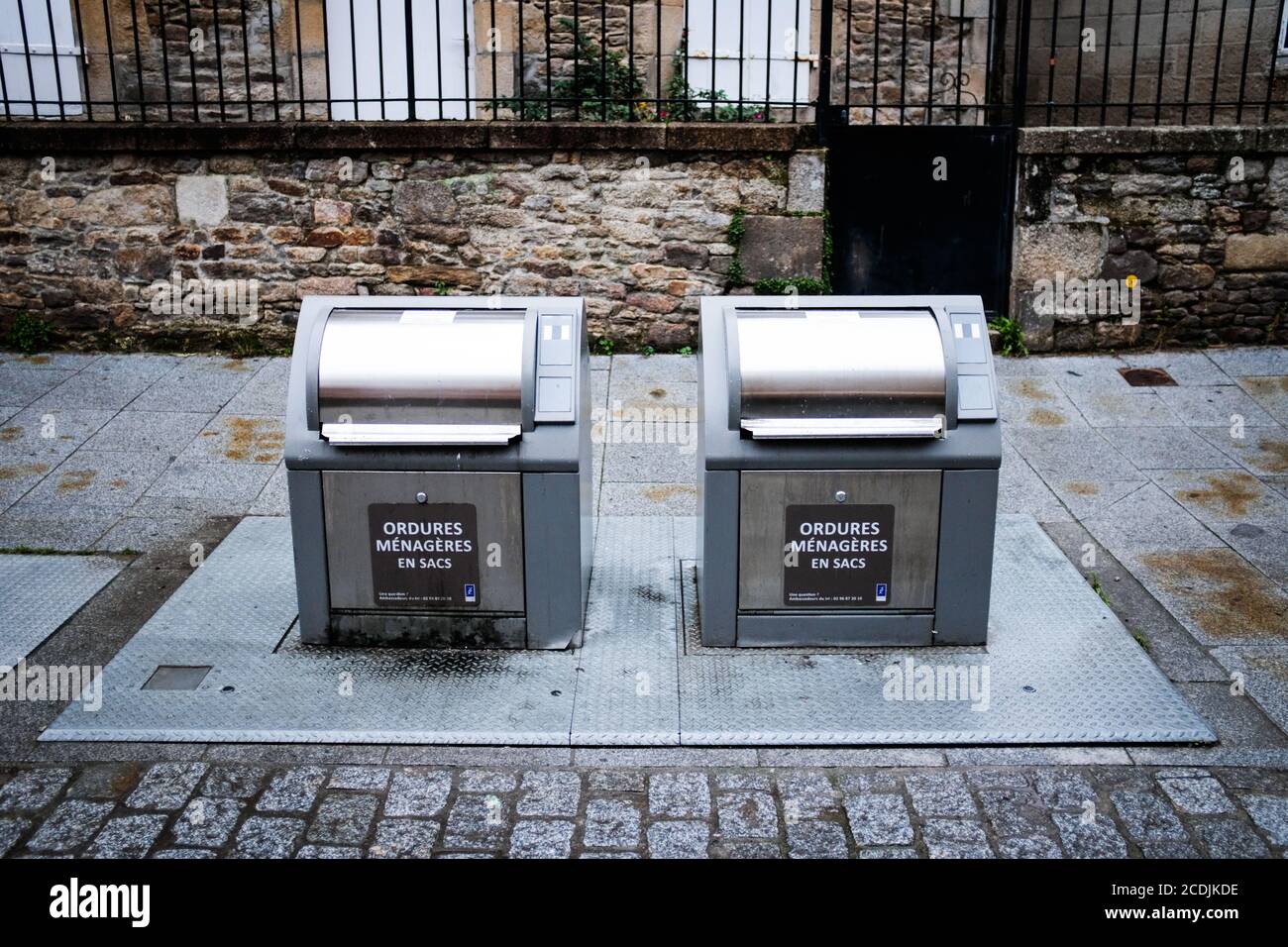 French trash handling hi-res stock photography and images - Alamy