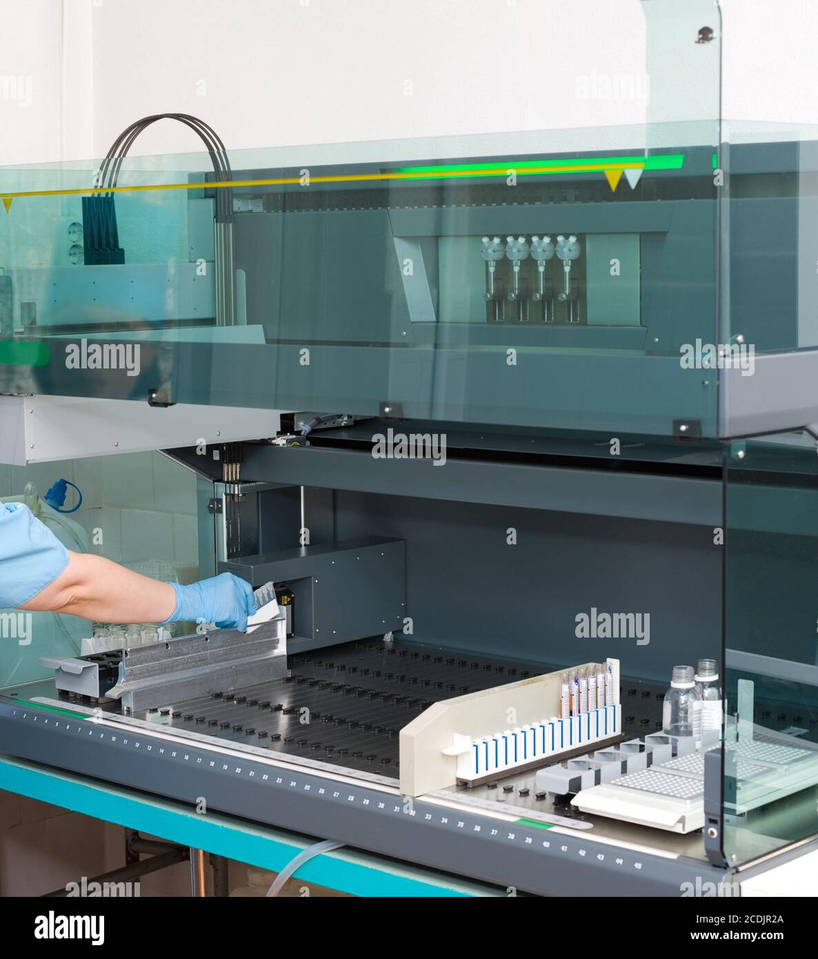 Medical laboratory hi-res stock photography and images - Alamy