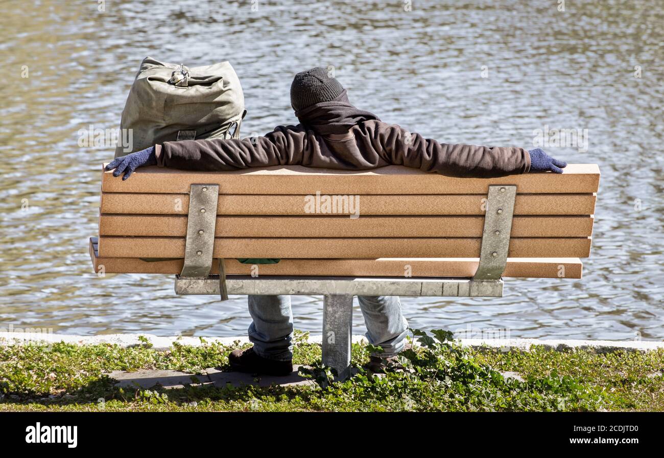 Man sleeping on park bench hi-res stock photography and images - Alamy