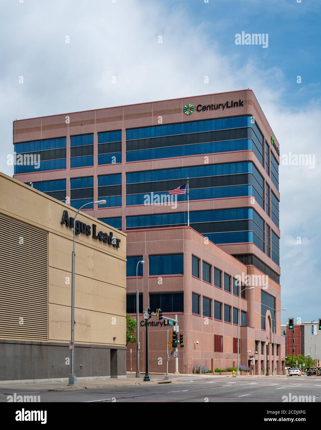 Office building exterior commercial hi-res stock photography and images ...