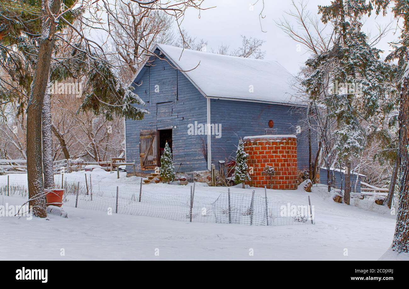 Barn snow fence hi-res stock photography and images - Alamy