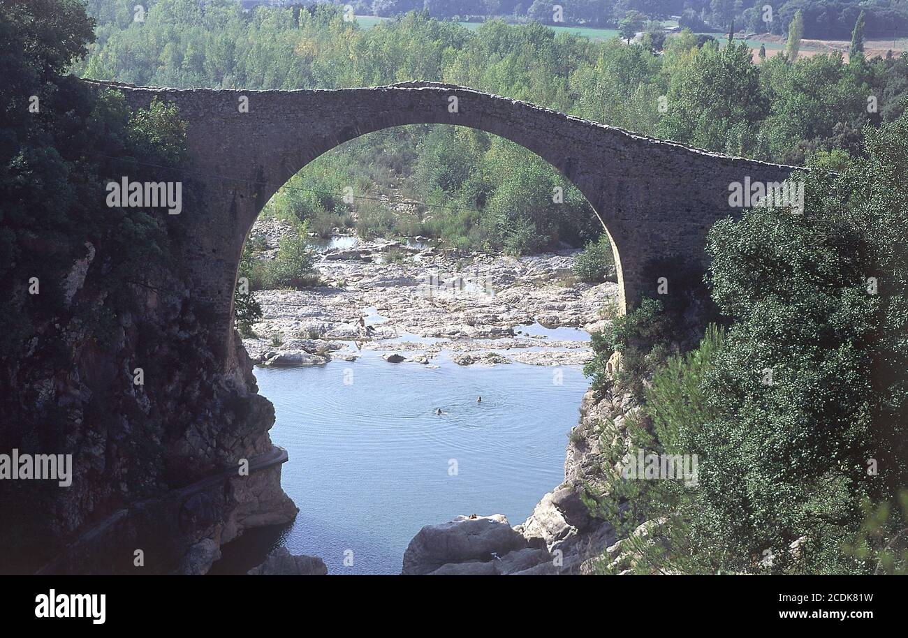 PUENTE MEDIEVAL SOBRE EL RIO LLIERCA. Location: EXTERIOR. Tortella ...