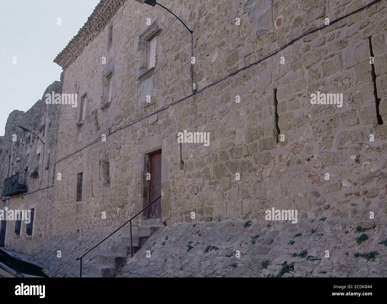 EDIFICIO REHABILITADO CONSTRUIDO EN EL ANTIGUO CASTILLO DE VERGES E ...