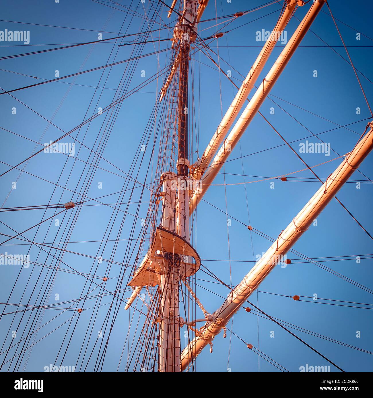 Tree mast sailing ship hi-res stock photography and images - Alamy