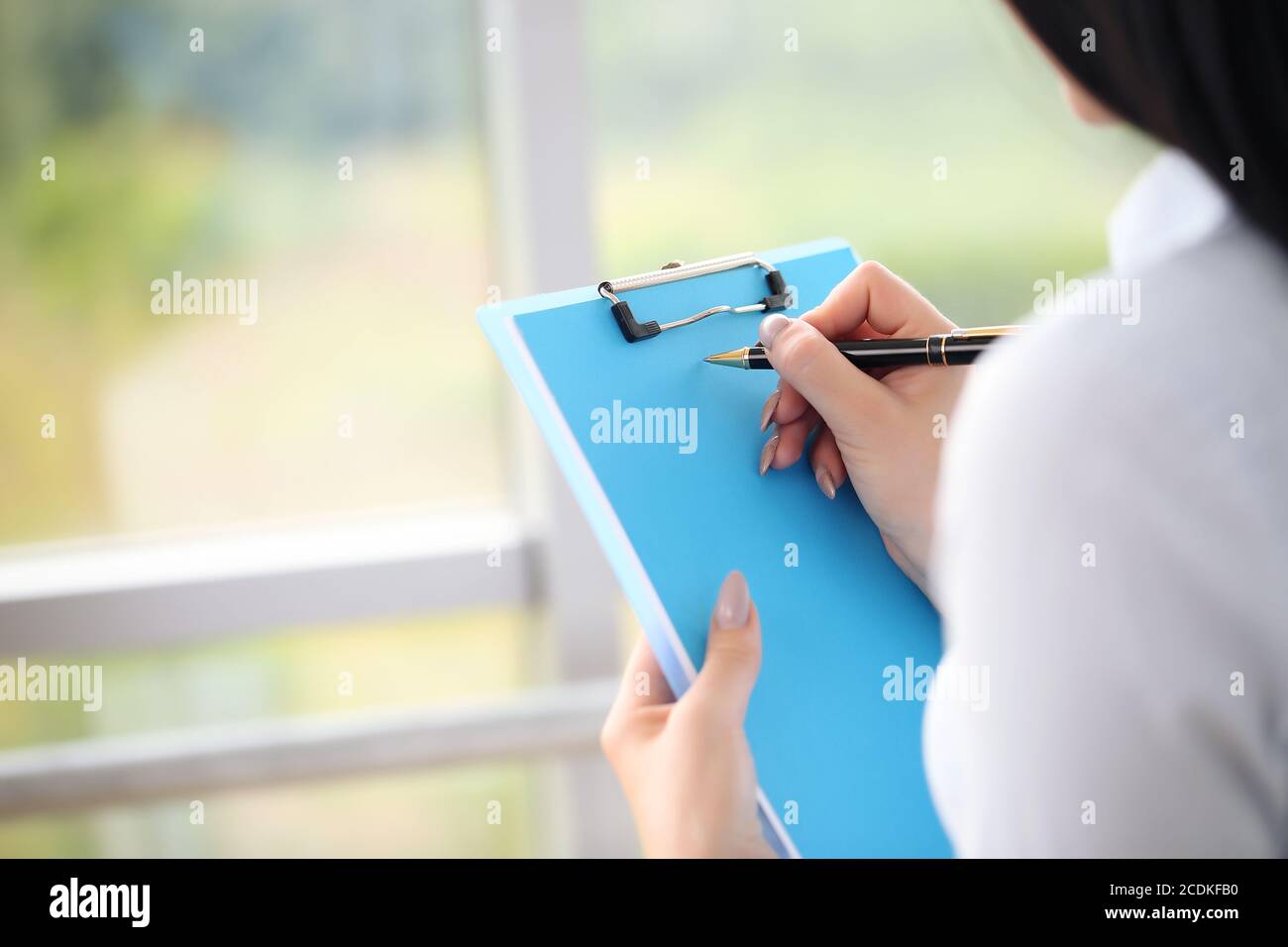 Hand signing contract hi-res stock photography and images - Alamy