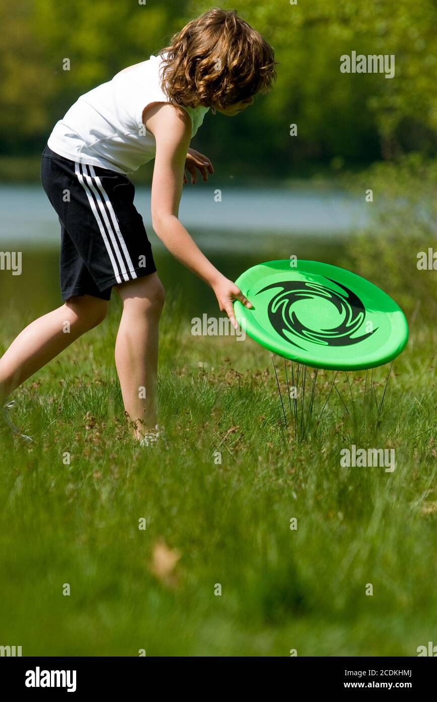 Children playing frisbee hi-res stock photography and images - Alamy