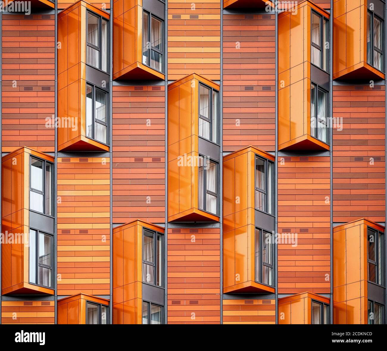 Lighted windows modern office building hi-res stock photography and ...