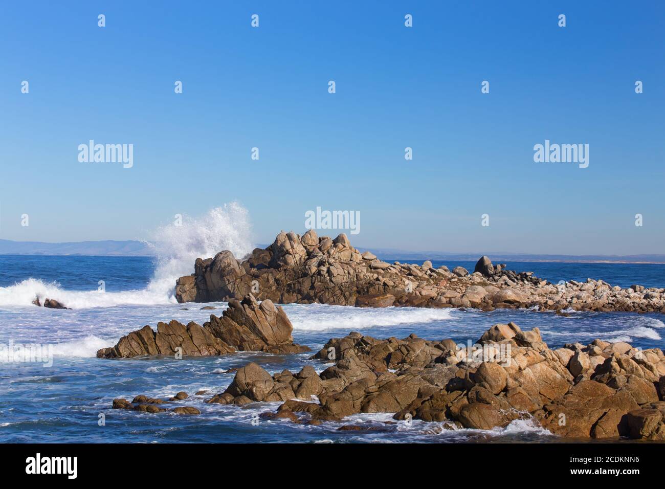 Ocean waves hitting rocks hi-res stock photography and images - Alamy