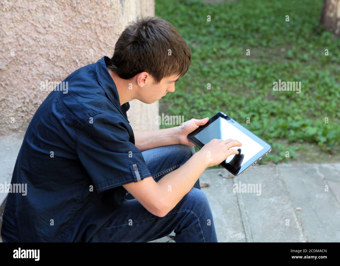 Computer screen teenager hi-res stock photography and images - Alamy