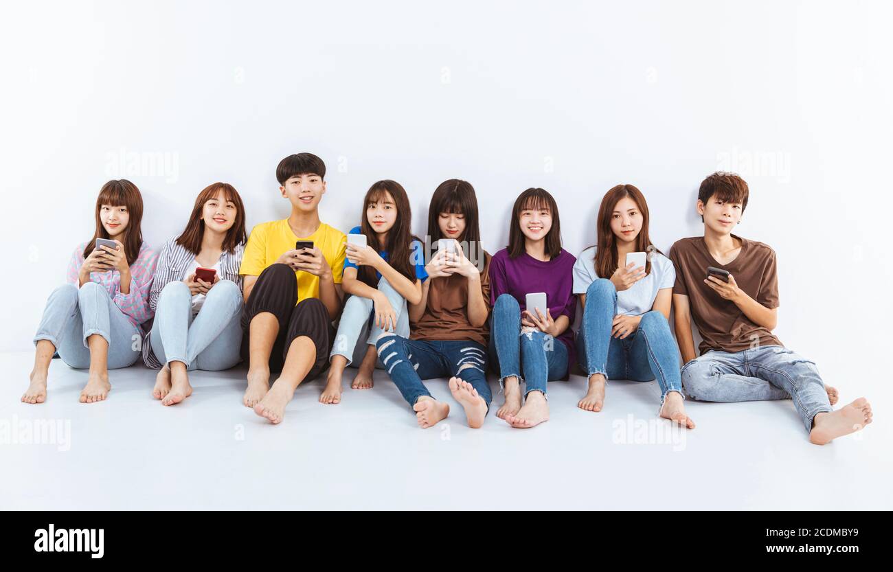 Group using smartphones hi-res stock photography and images - Alamy