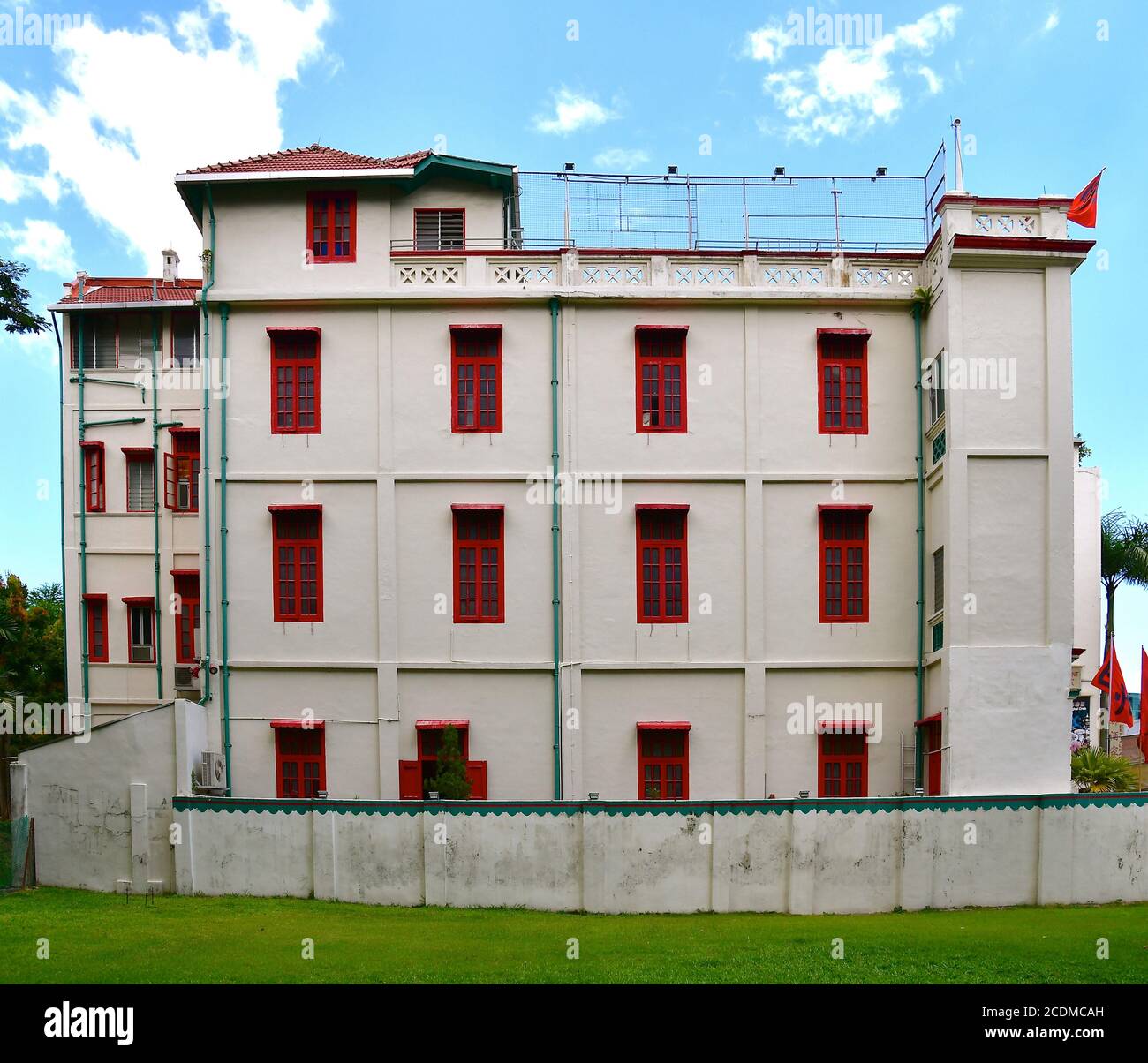 Three storey building shutters hi-res stock photography and images - Alamy