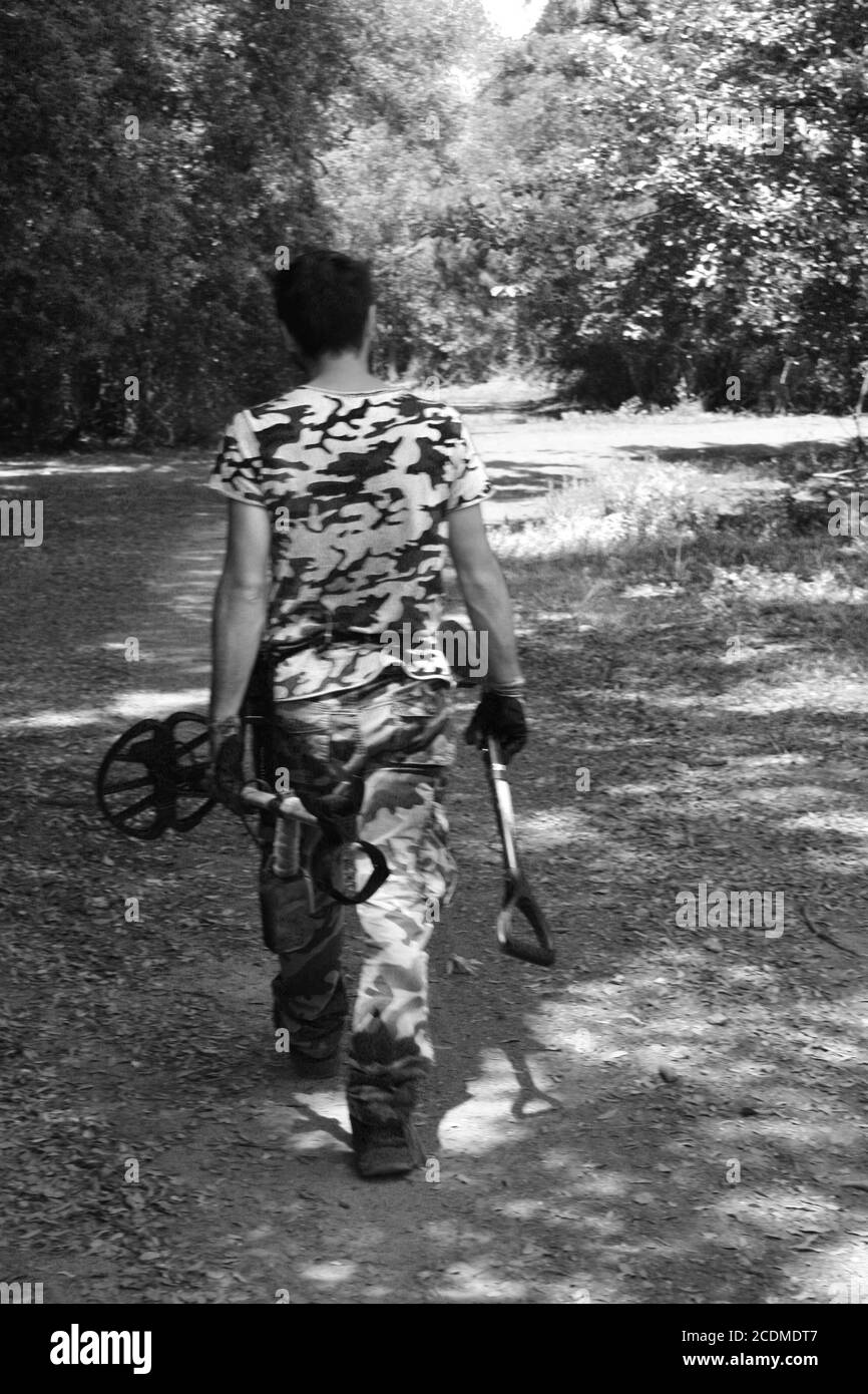 Back view from behind back view tourist Black and White Stock Photos ...