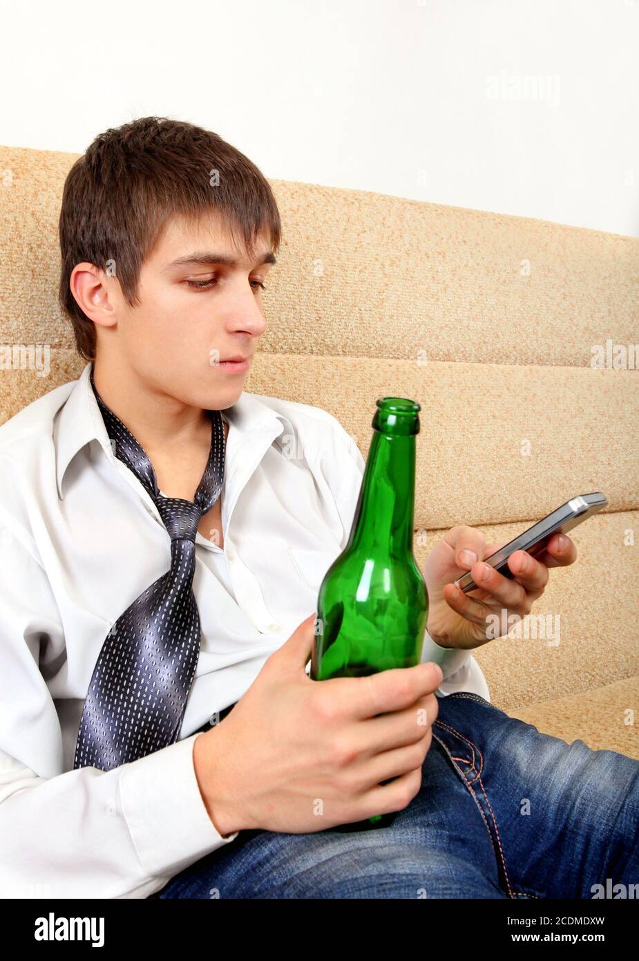 Phone addiction teenager hi-res stock photography and images - Alamy