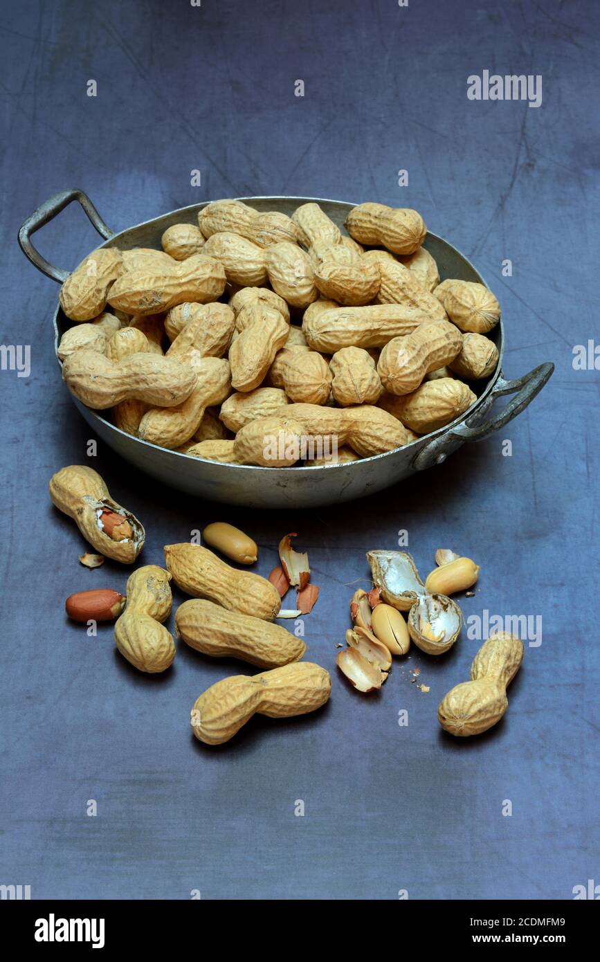 Peanuts in shell bowl hi-res stock photography and images - Alamy