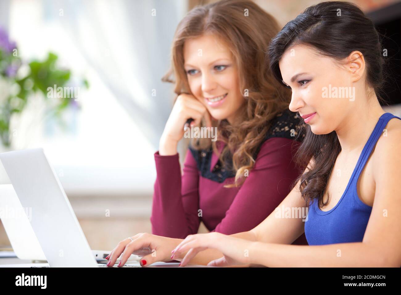 Education lecture friends students hi-res stock photography and images ...