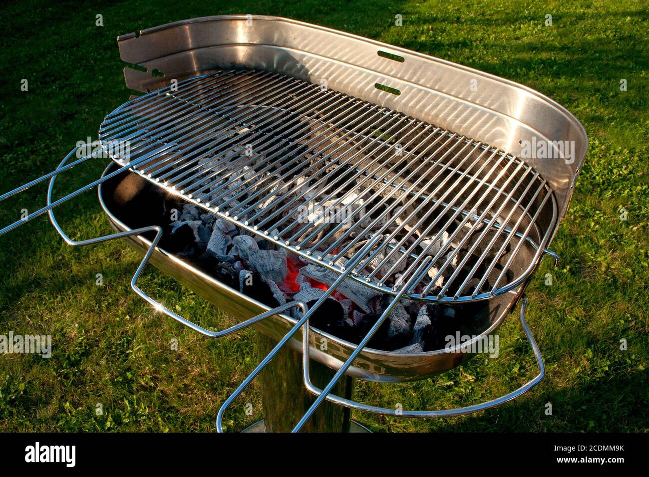 Grilling empty black barbecue fire hi-res stock photography and images ...