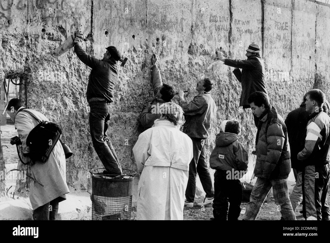Berlin wall tourists Black and White Stock Photos & Images - Alamy