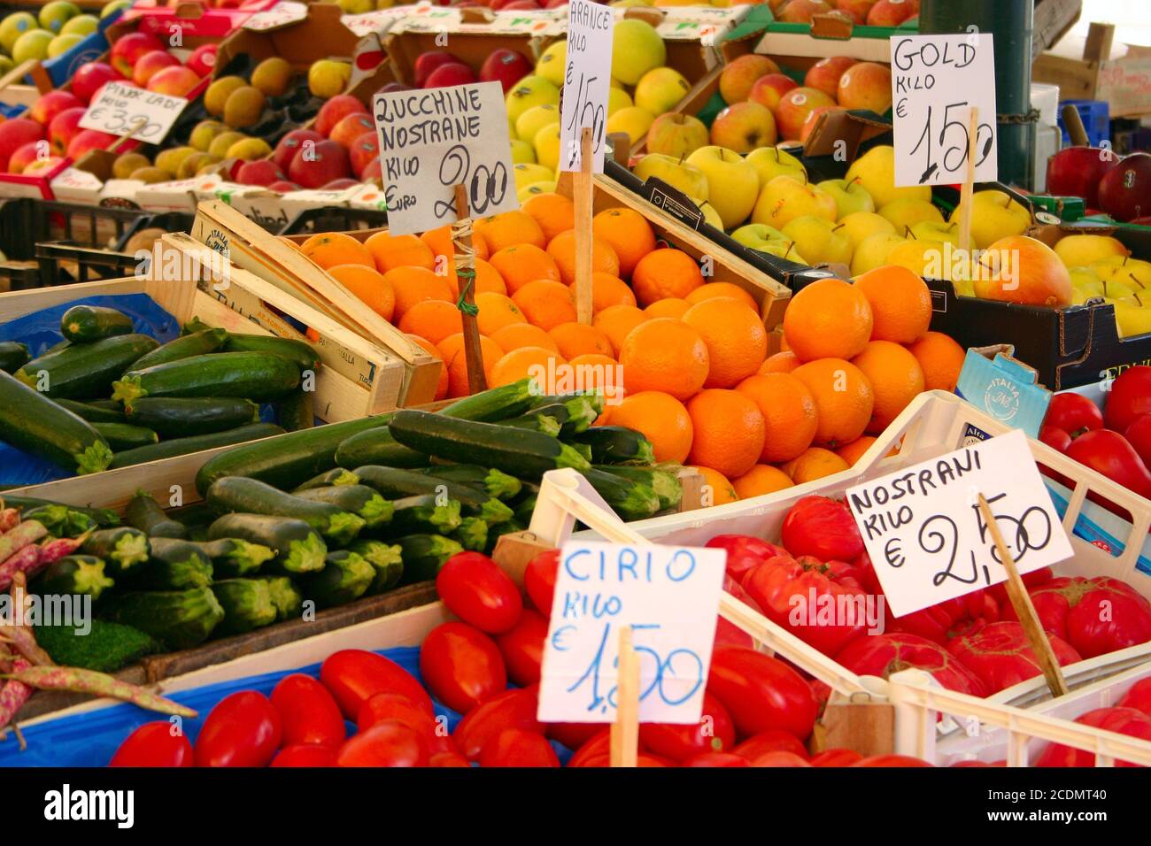 Italian fruit market hi-res stock photography and images - Alamy