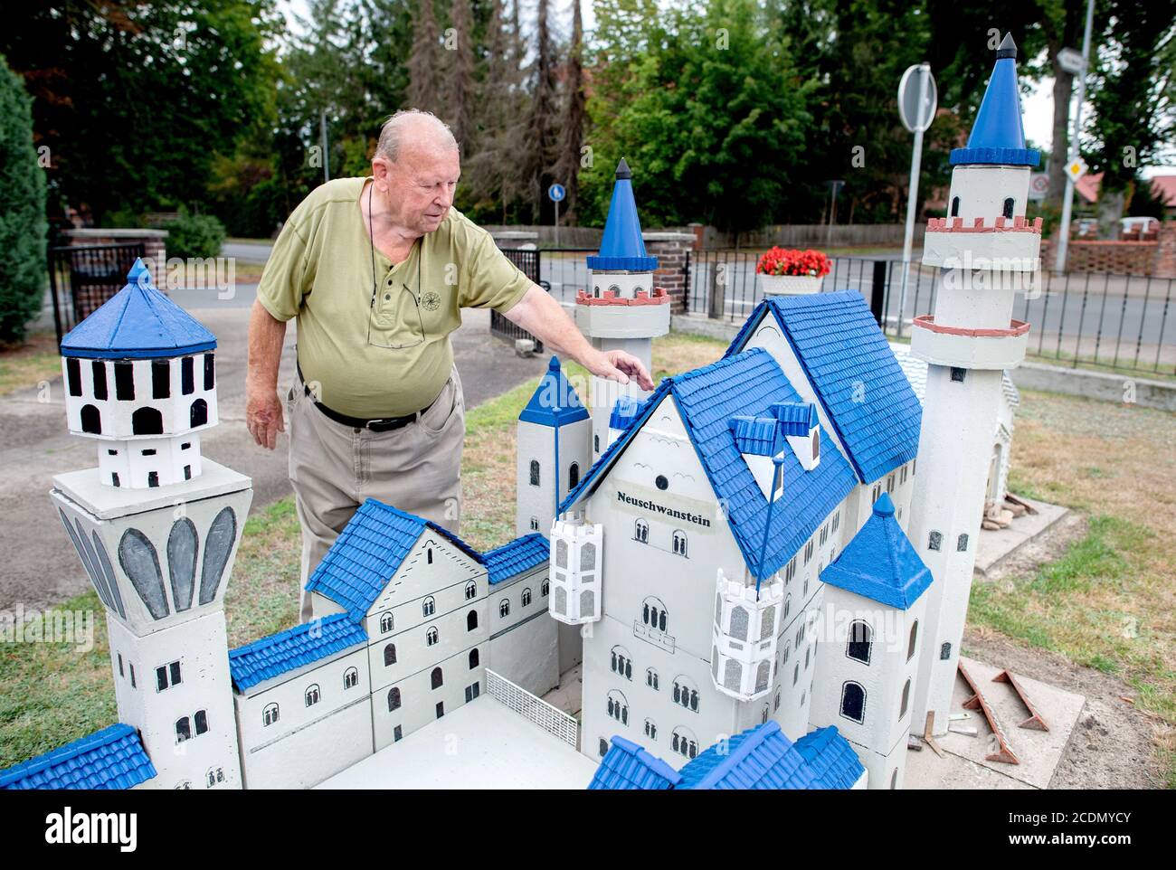 Wedemark, Germany. 21st Aug, 2020. Model maker Albert Diekmann is ...