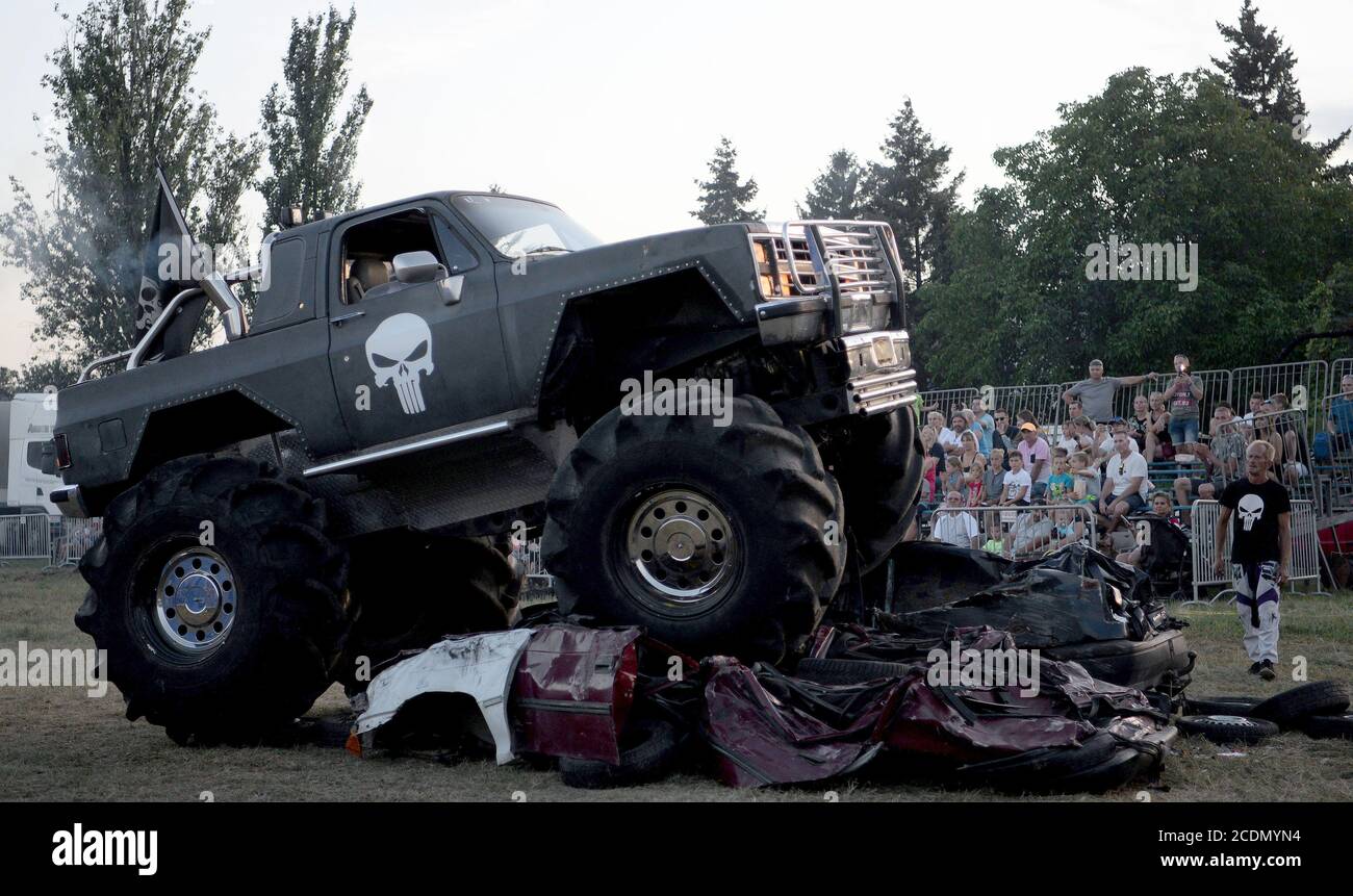 XXL Monster Truck Show in Balatonalmádi.The Martin Team Hungary ...