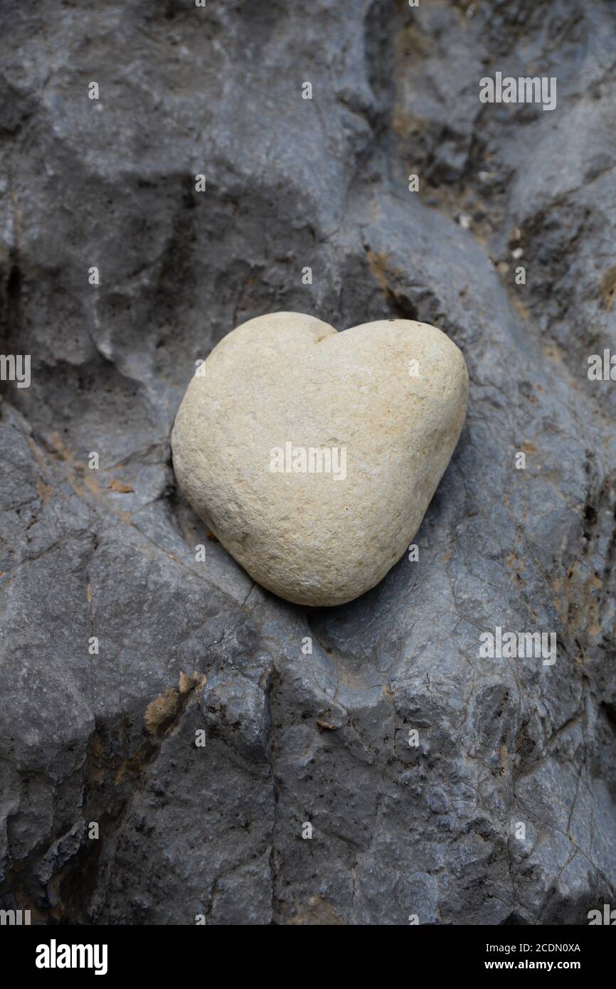 Stone in the shape of a heart Stock Photo - Alamy