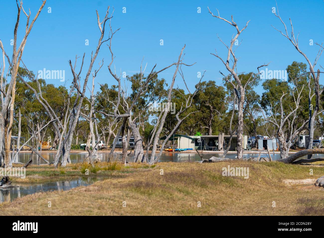 Campers and Caravanners camping on shores of Lara Wetlands, Barcaldine ...