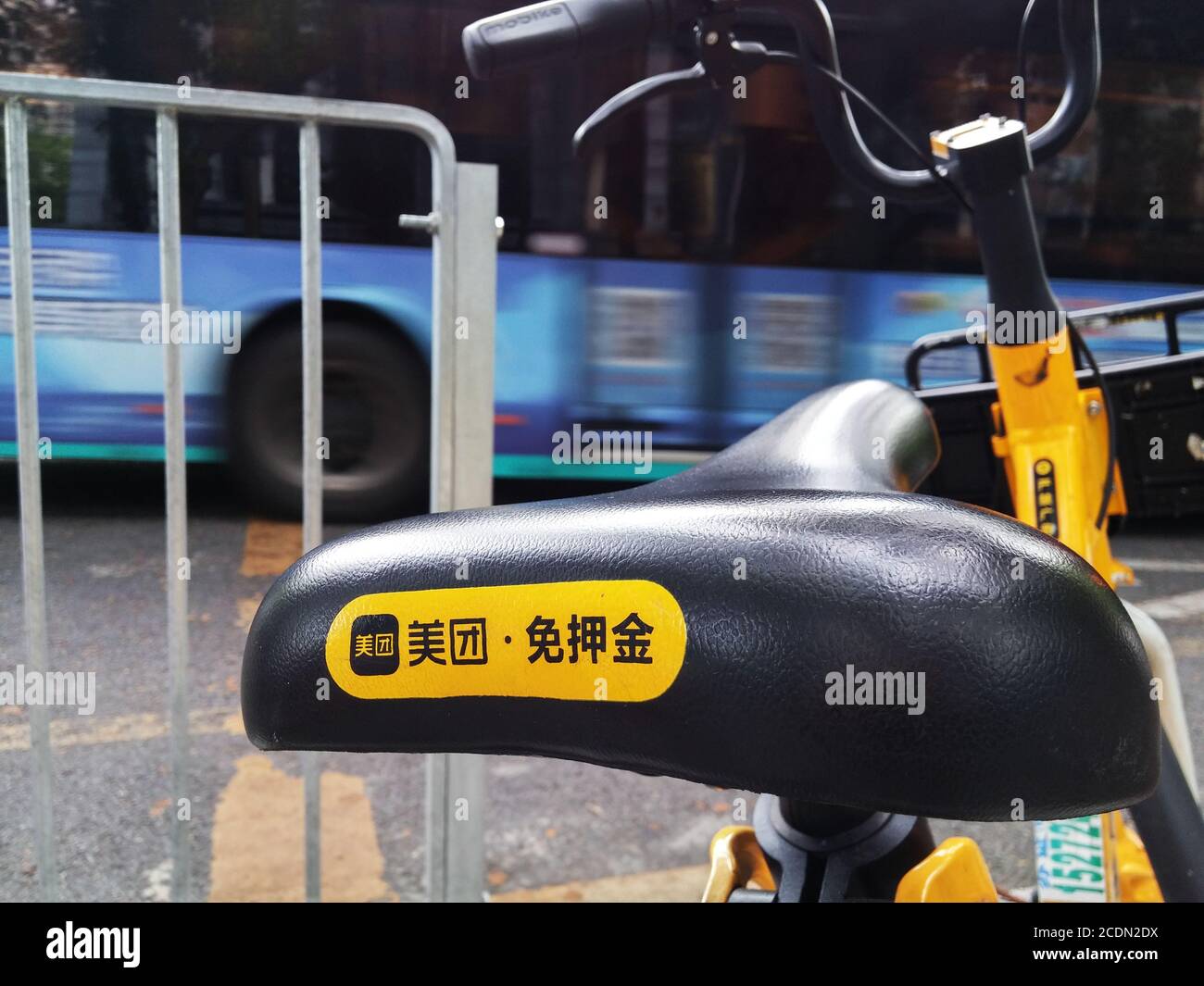 Shenzhen, China: meituan bike sharing on the sidewalk Stock Photo - Alamy