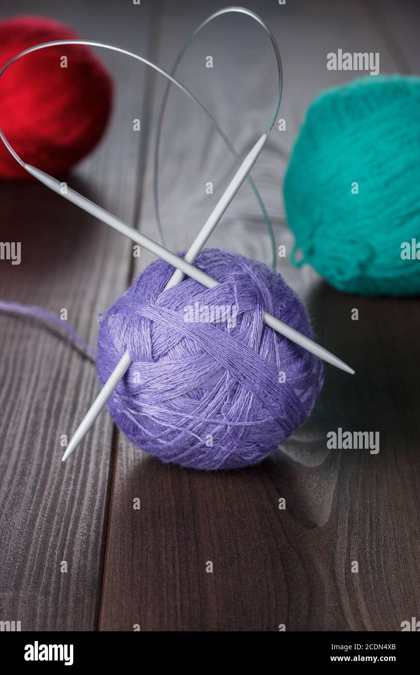 Needles and threads hi-res stock photography and images - Alamy