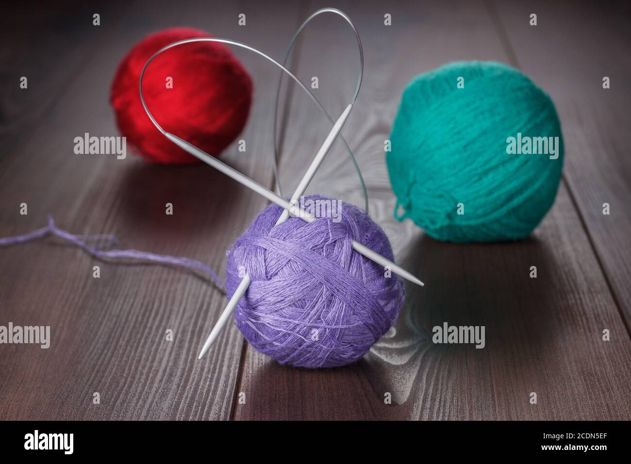 Needles and threads hi-res stock photography and images - Alamy