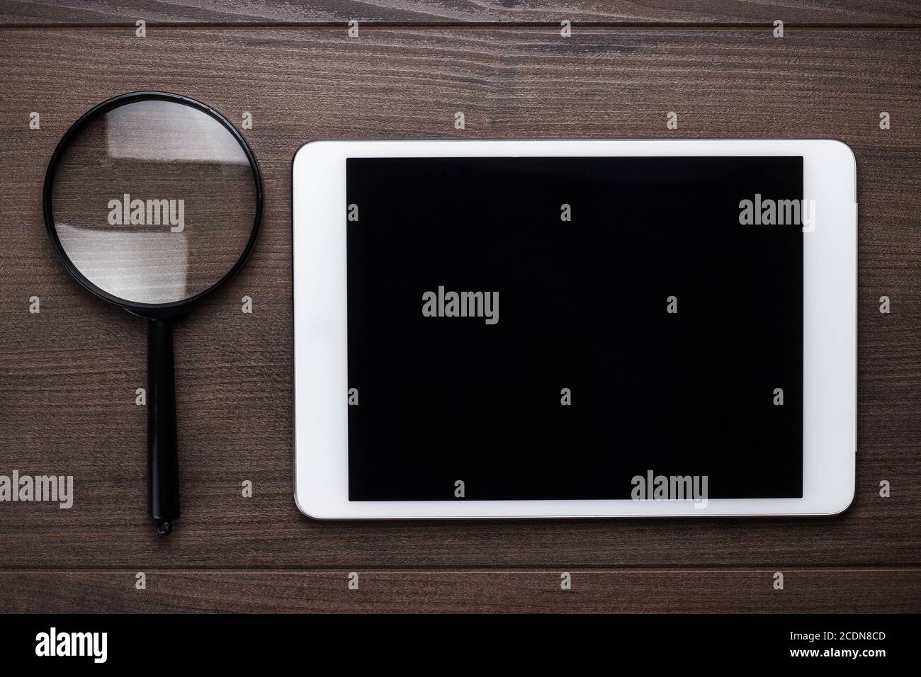Magnifying glass computer screen hi-res stock photography and images ...