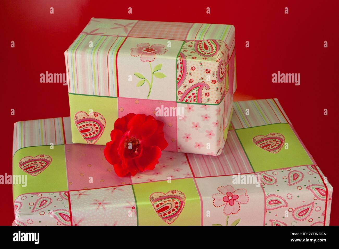 Presents wrapped in pink gift paper - 8 Stock Photo - Alamy