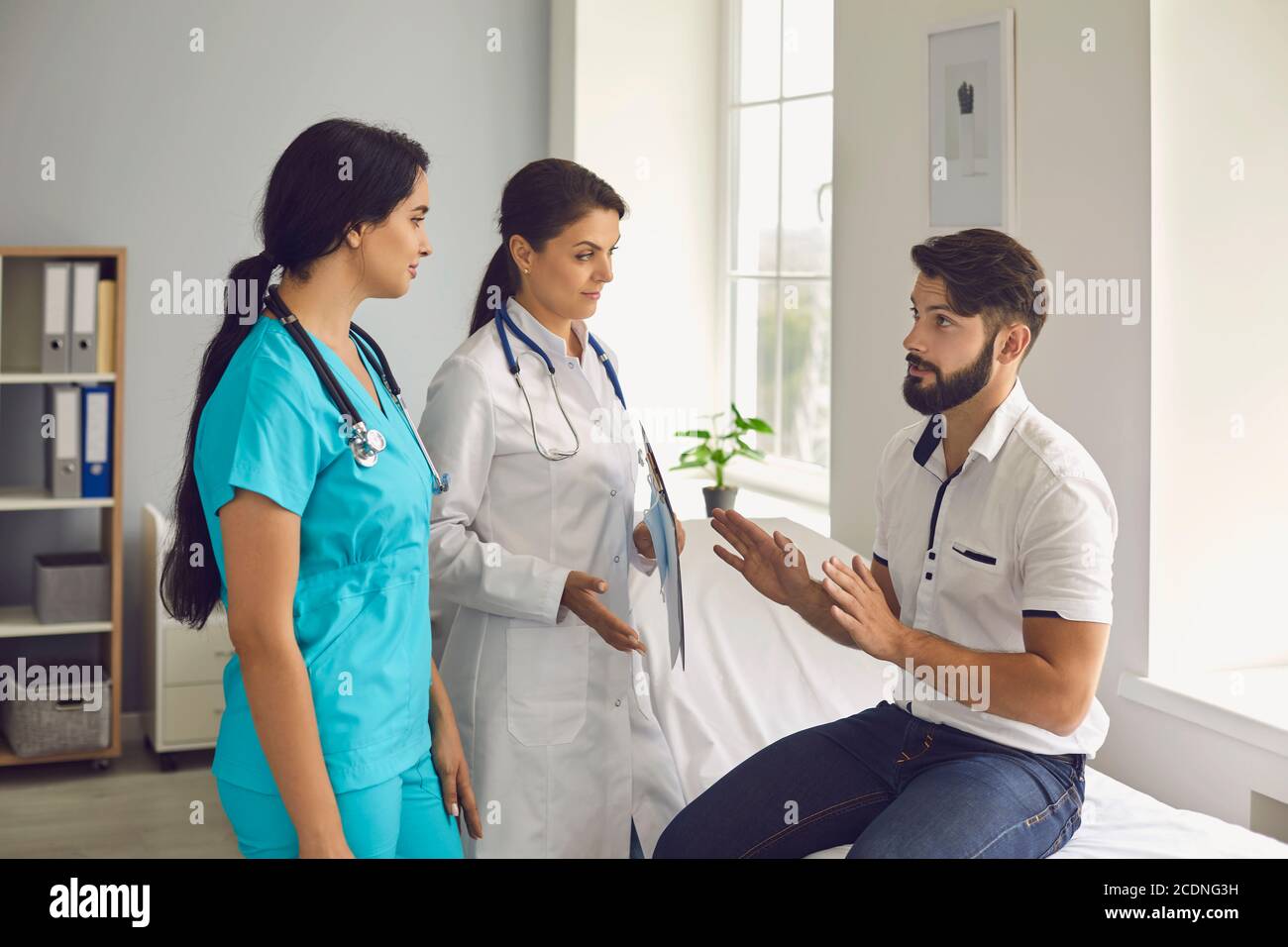 Nurse explain hi-res stock photography and images - Alamy