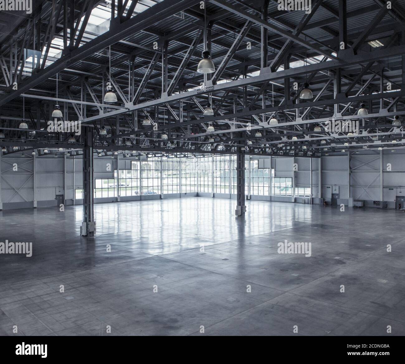 Empty warehouse space vast hi-res stock photography and images - Alamy