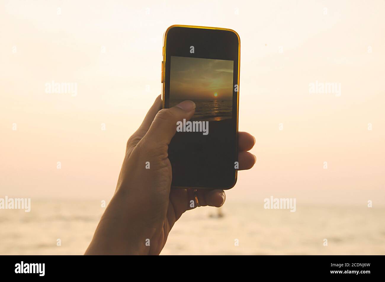 Hands phone hi-res stock photography and images - Alamy
