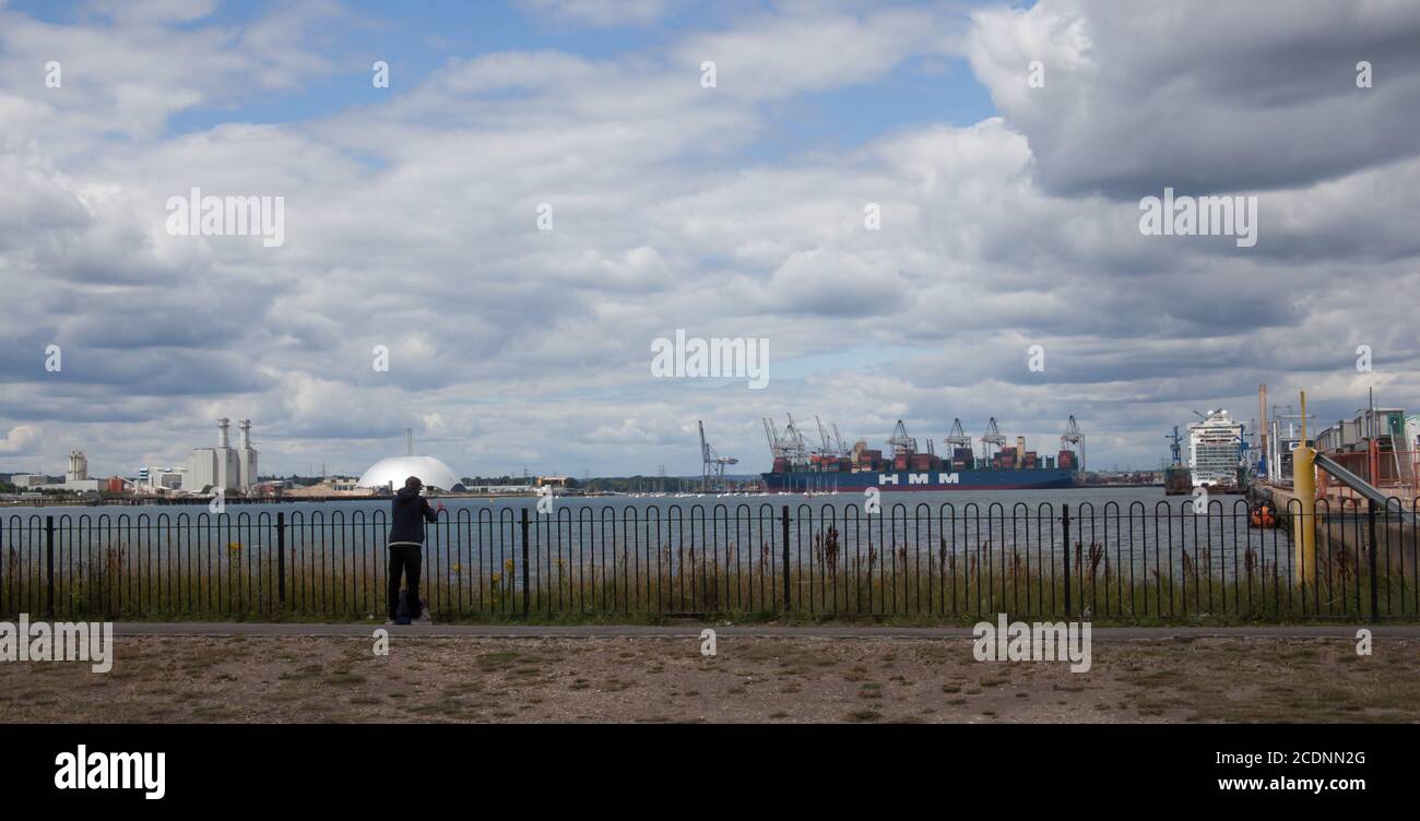 Cargo ships english channel hi-res stock photography and images - Alamy