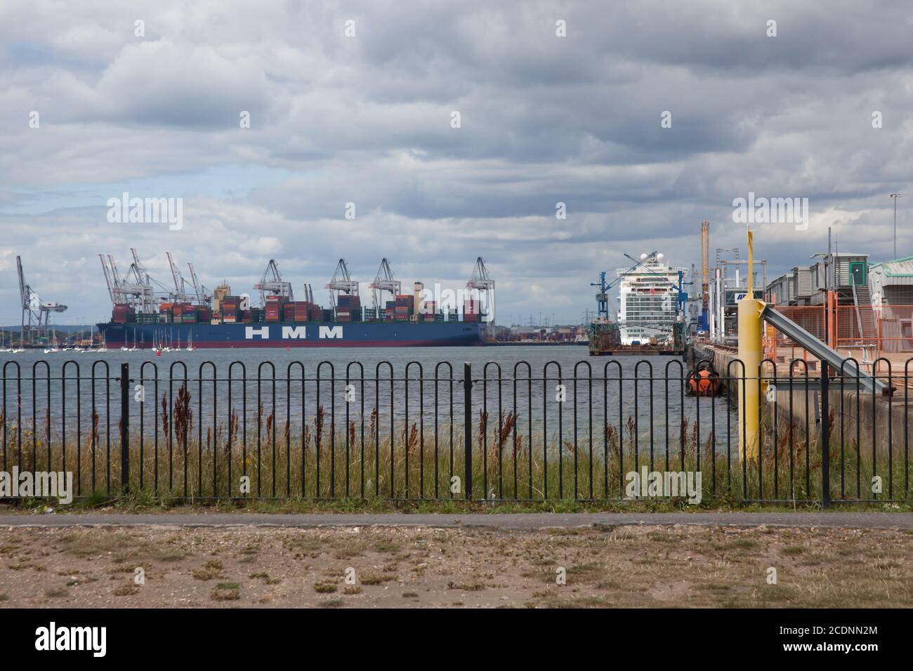 Cargo ships english channel hi-res stock photography and images - Alamy