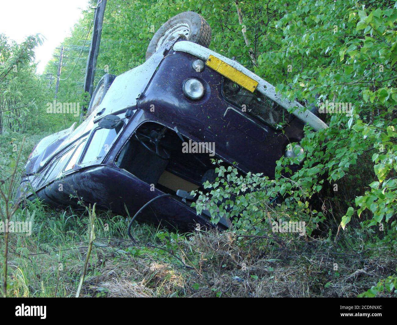 Car in ditch hi-res stock photography and images - Alamy