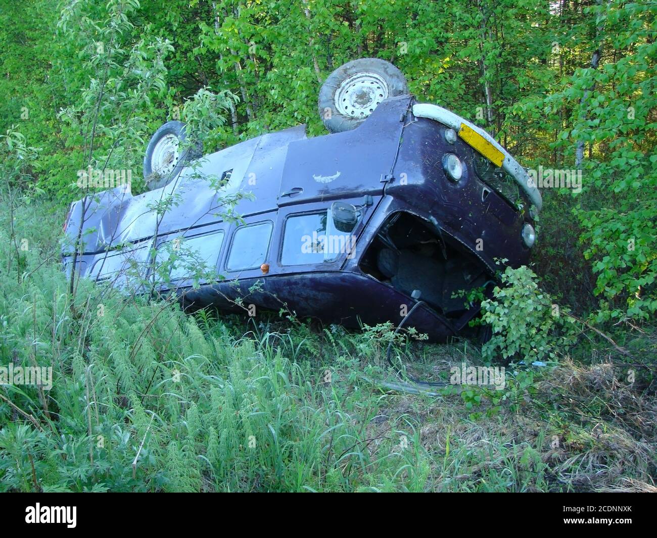 Car in ditch hi-res stock photography and images - Alamy