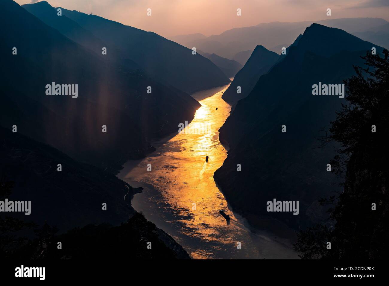 (200829) -- ENSHI, Aug. 29, 2020 (Xinhua) -- Ships sail through the ...