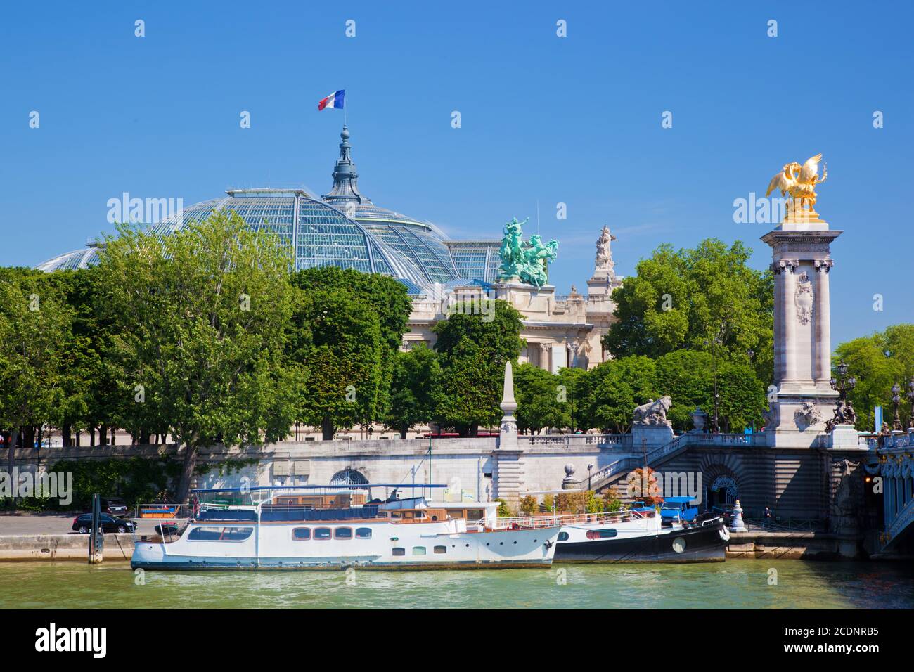 Paris bridge gallery hi-res stock photography and images - Alamy