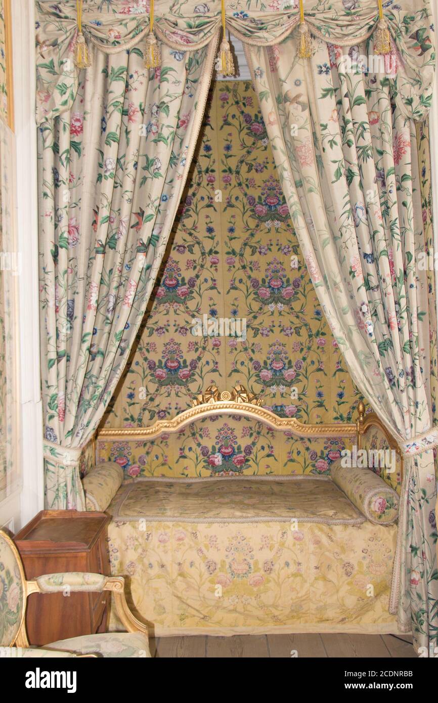 Princess bed drawing curtain hi-res stock photography and images - Alamy
