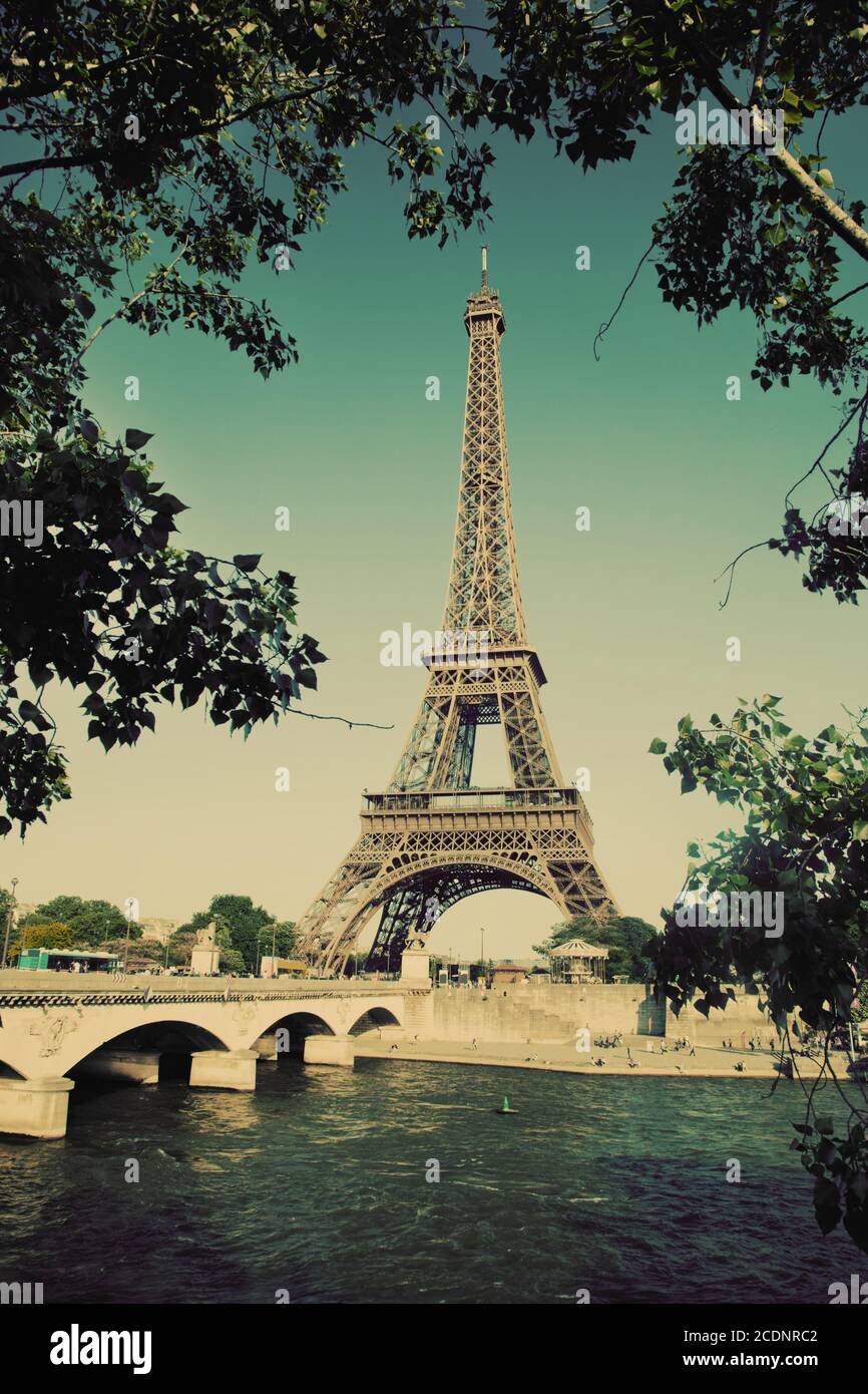 Eiffel tower bridge river seine paris hi-res stock photography and ...