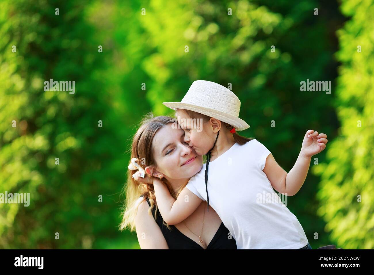 Daughter hugging her mother Stock Photo - Alamy