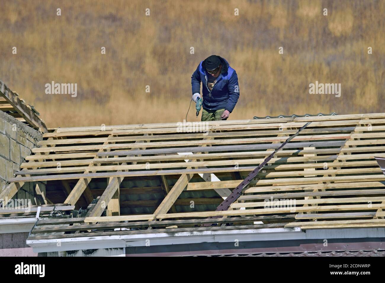 Worker on the roof hi-res stock photography and images - Alamy