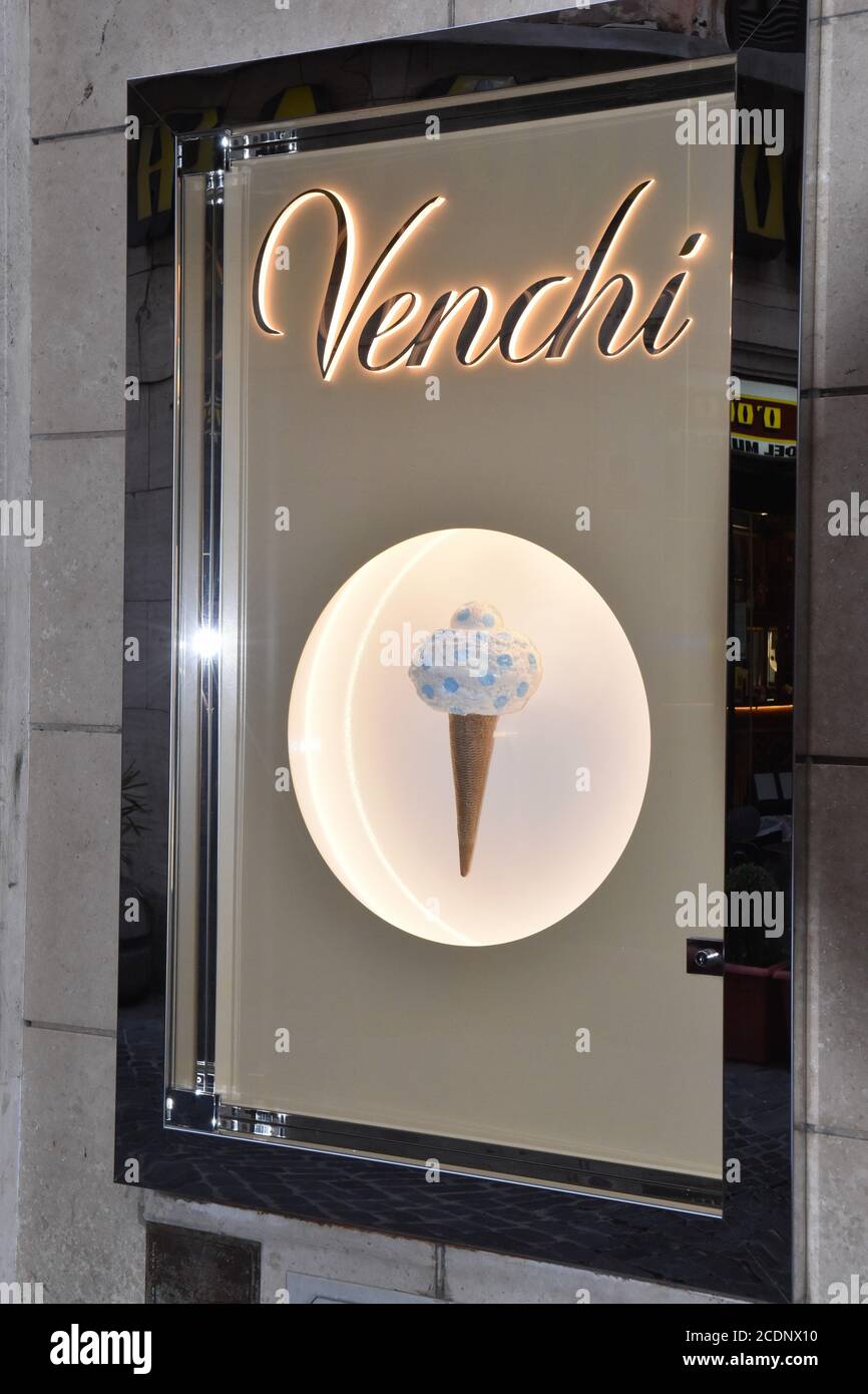 A SHOWCASE OF VENCHI ARTISANAL ICE CREAM Stock Photo - Alamy